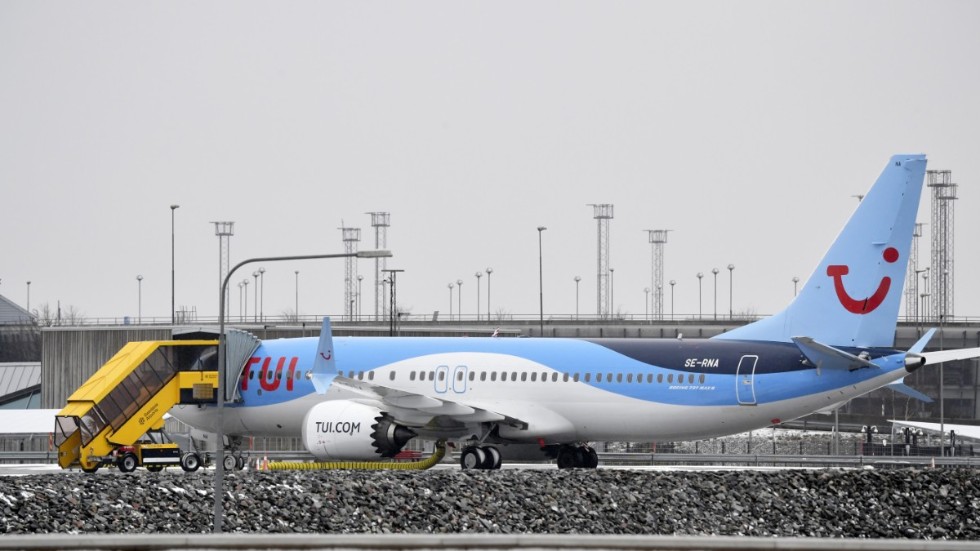 Cateringbil rammade flygplan på Arlanda – resenärer strandade Cateringbil rammade flygplan på Arlanda – resenärer strandade