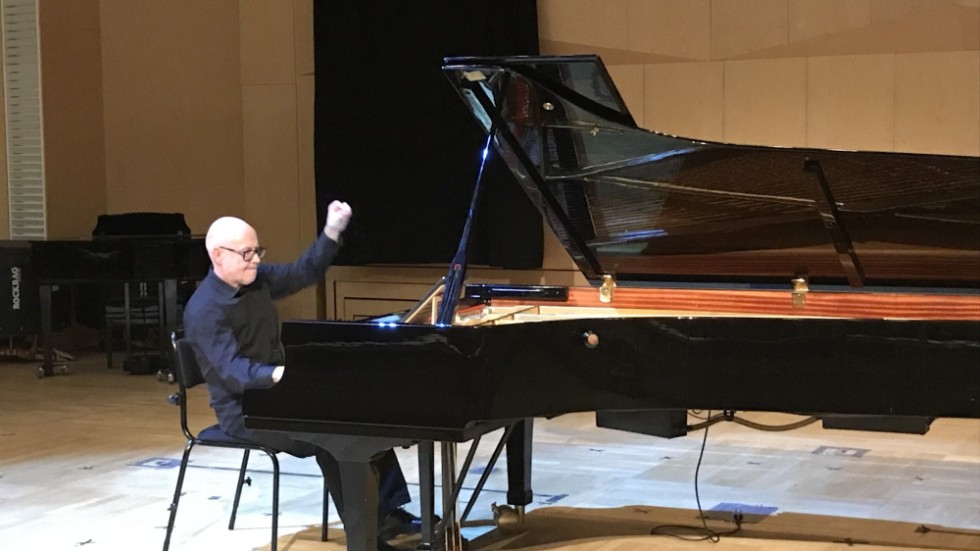 Förföriskt när Debussys klockor sakta tonar bort Pianisten Stefan ...