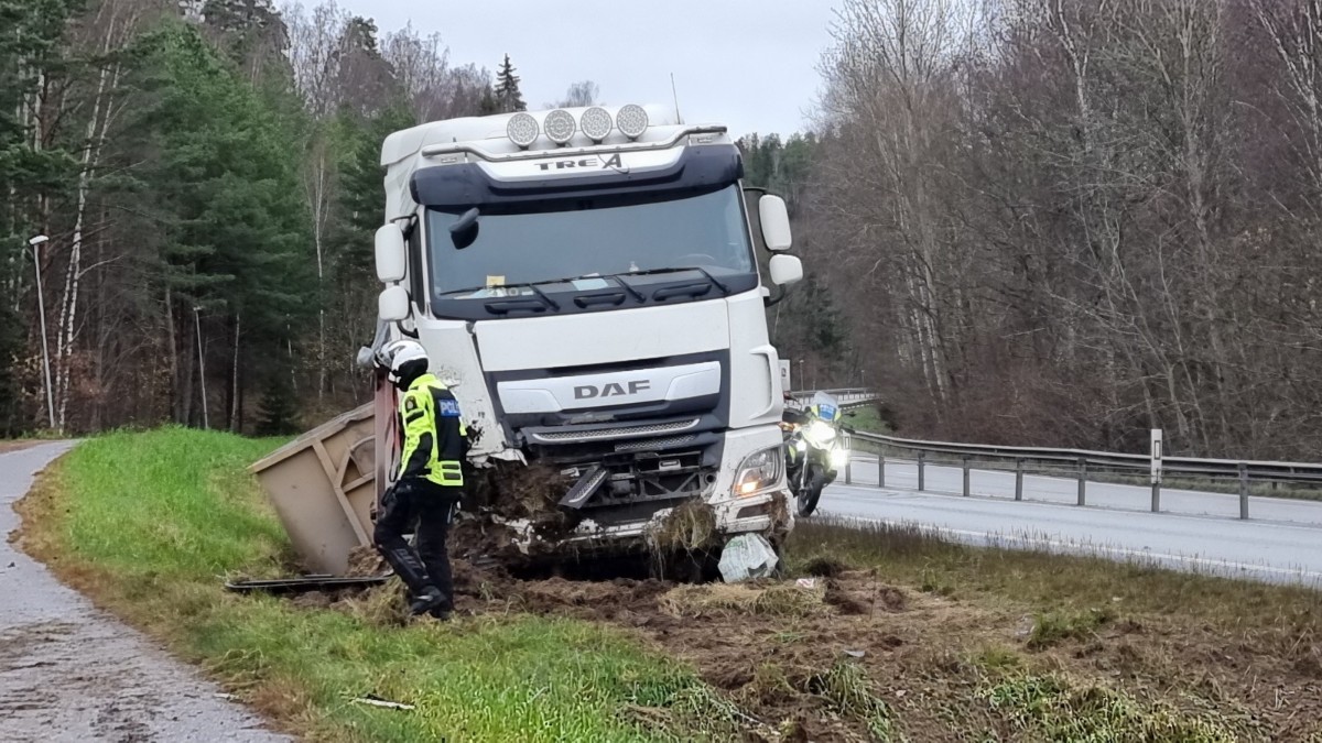 Lastbil med släp körde i diket – vägen stängdes av