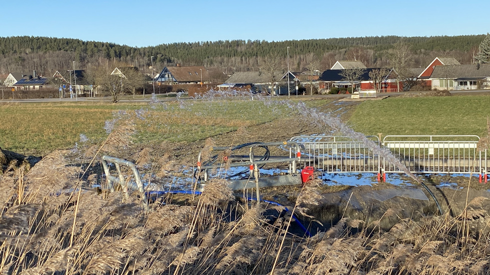 Svaret: Därför sprutade det vatten från ledningen på grönområdet