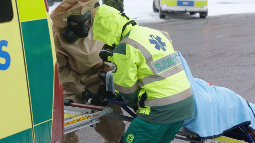 Bil körde av väg 97 – en person förd till sjukhus