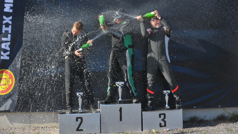 Trippelt Tvärån på pallen: "Gör väl något bra i vår lilla sekt"