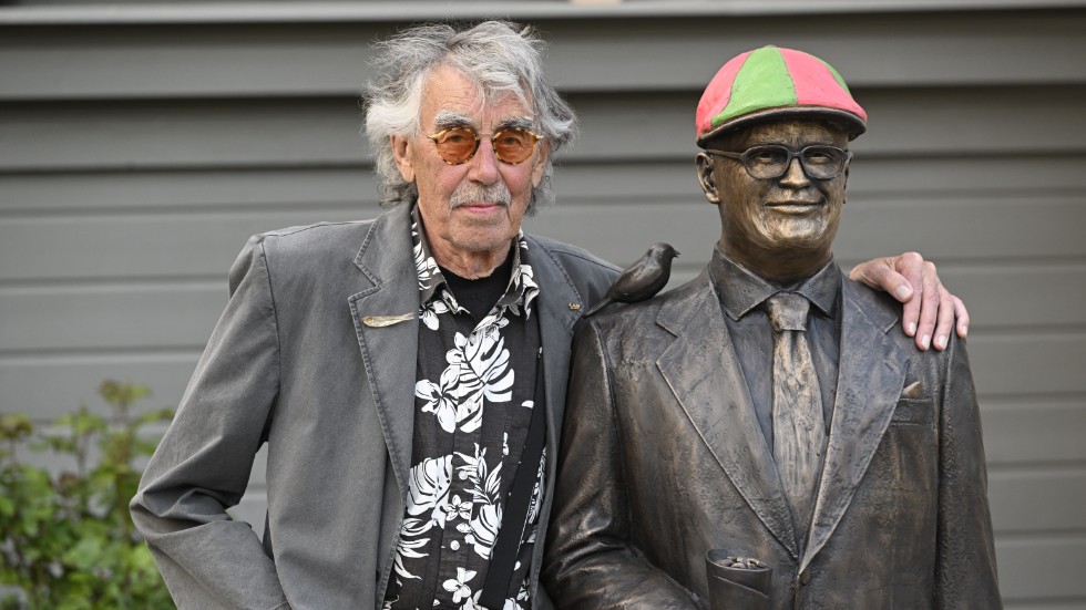 Staty av Povel Ramel avtäckt i Stockholm