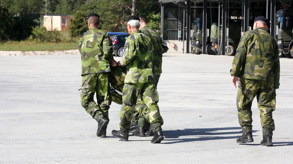 Tre soldater svimmade under högtidlig ceremoni på P 18