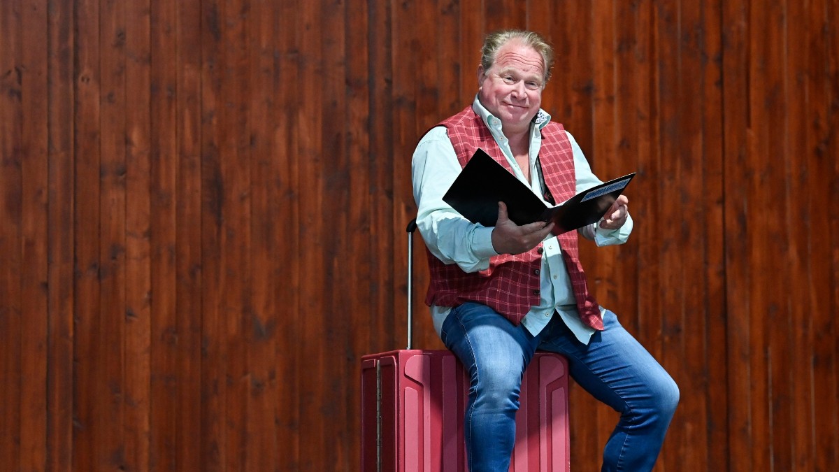 Claes Malmberg gör 27 roller i "Hundraåringen"