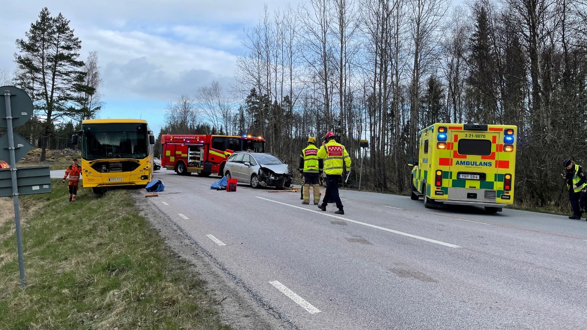 Trafikolycka på väg 272 - buss och personbil krockade