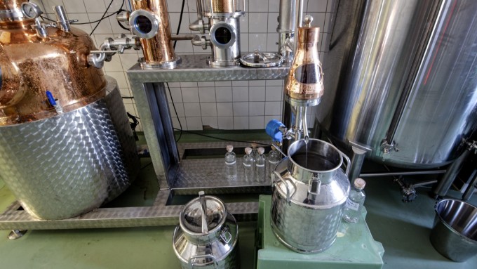 Häng med in i Gotlands ginfabrik • Här kokas för fulla muggar ...