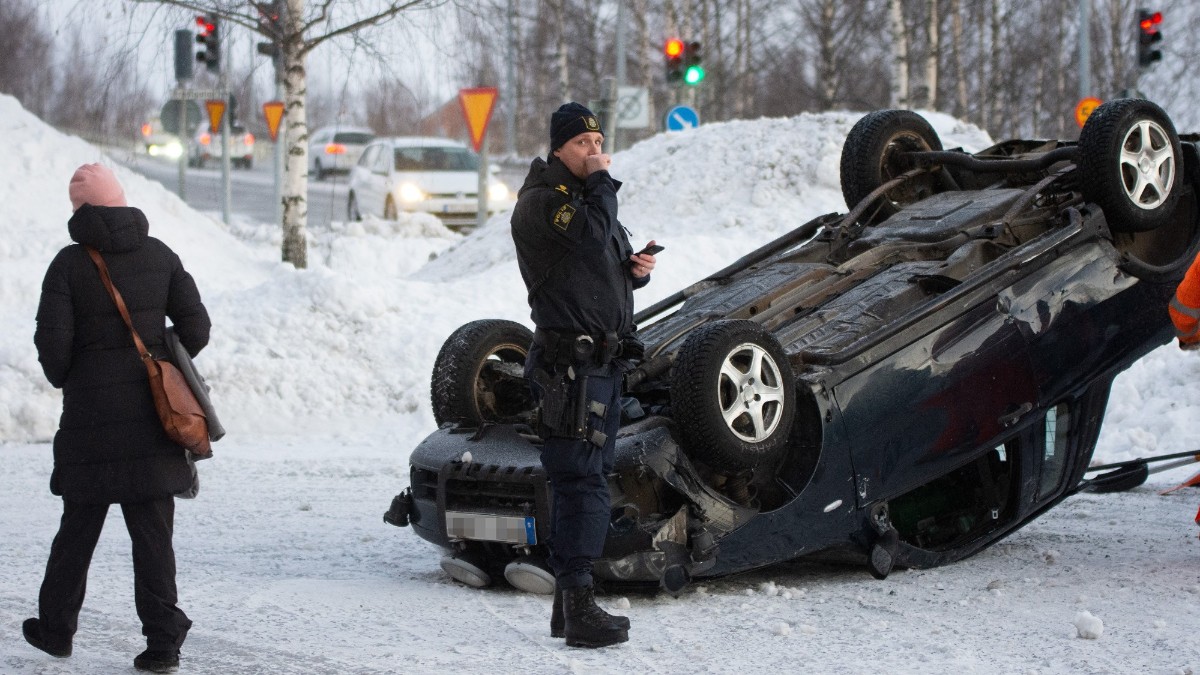 Personbil voltade vid Varvsleden