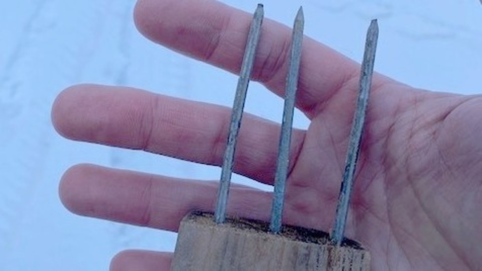 Klossar med spikar var nedgrävda på lekplats