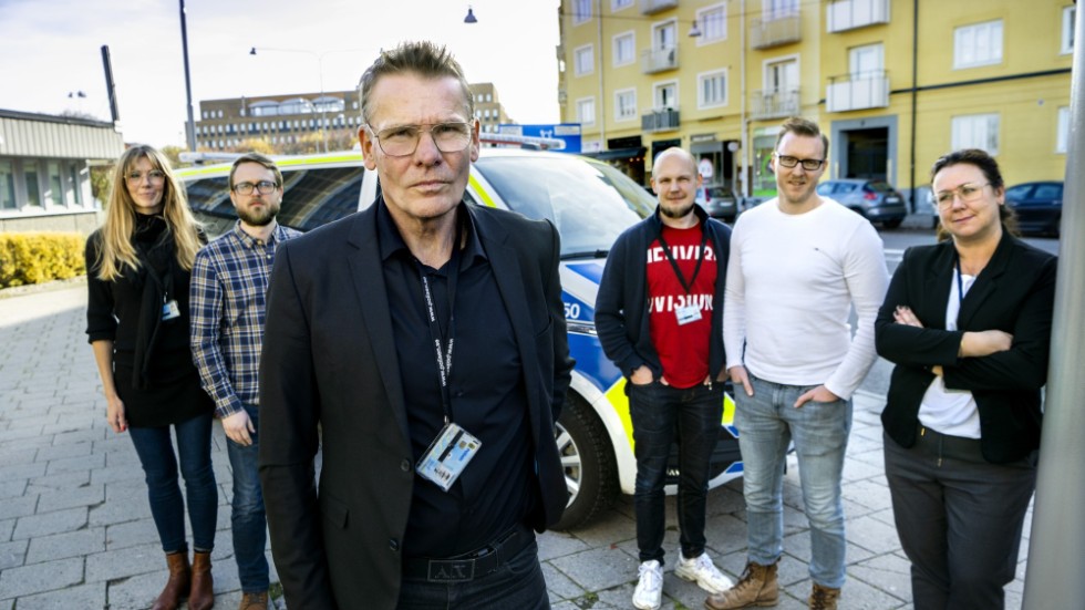 Tio ungdomar åtalas för upploppen i Navestad • Polis om stenkastningen ...