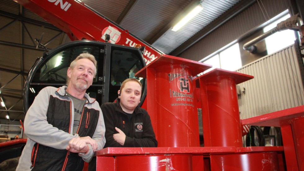 Här lyfter de upp 1800-talshuset – och flyttar det