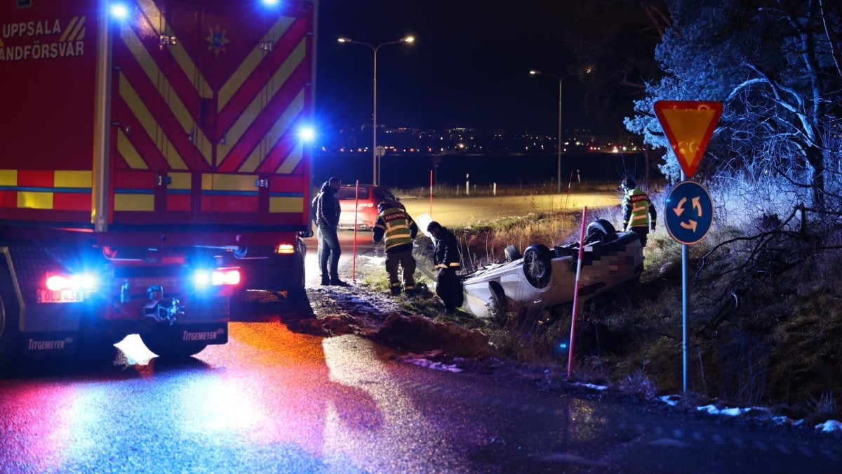 Bil voltade i rondell – landade på taket