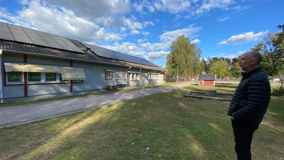 Magnus fixar solceller medan andra tittar på tv: "Trycket har varit ...