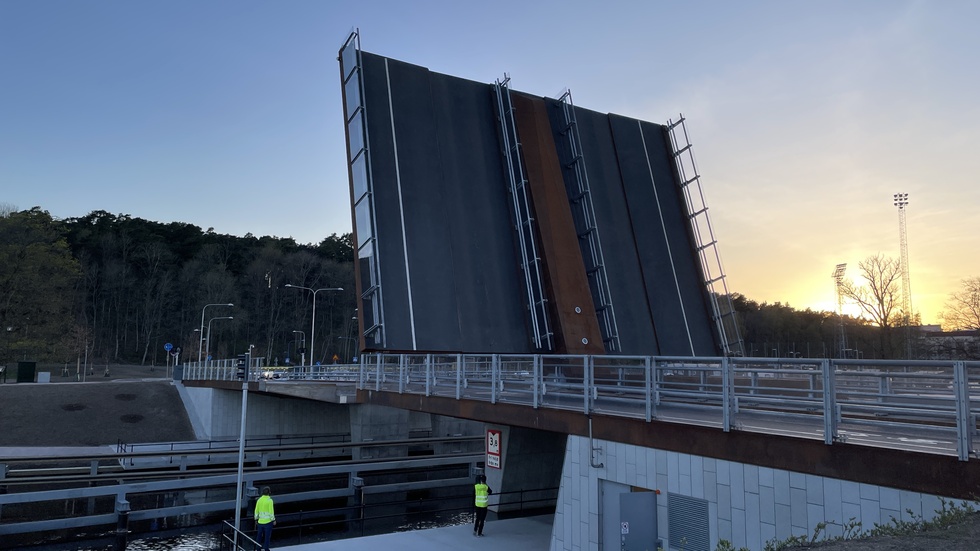 Tullgarnsbron har fastnat – trafiken leds om via Islandsbron