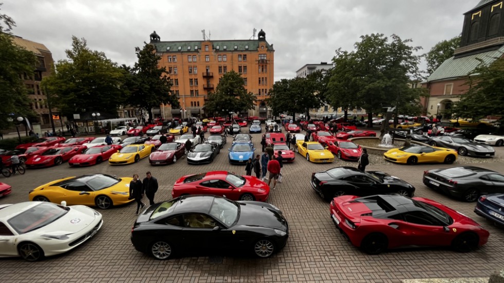 Se Ferraribilarna som samlades i stan