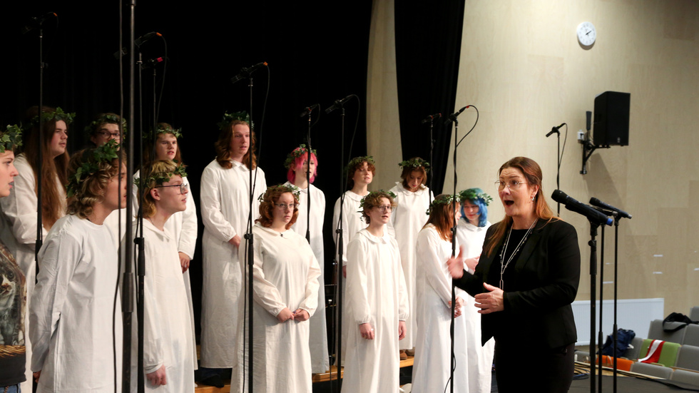 I morgon är det dags – vännerna är lucia i öns största tåg