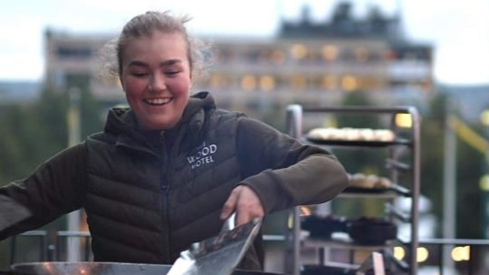 Skelleftetjejen Molly, 18, handplockades till lyxrestaurang