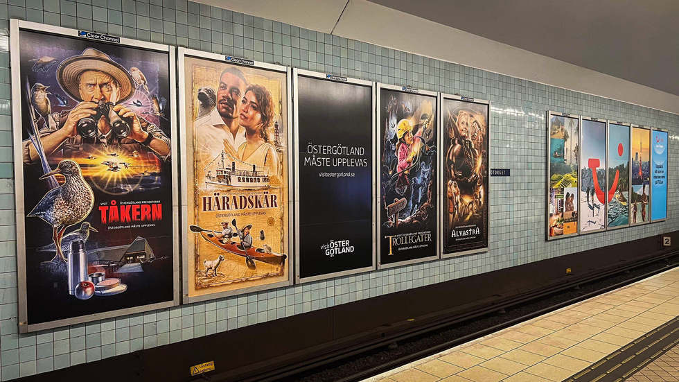 Här tapetseras hela Stockholms tunnelbana – med östgötsk reklam