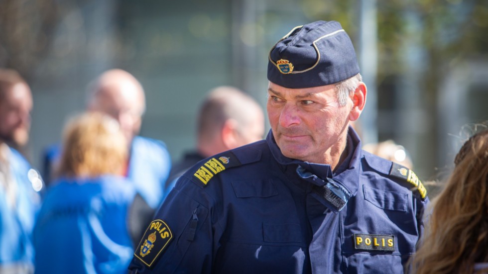 SCENARIOT: Tre beväpnade personer tog sig in på skolan