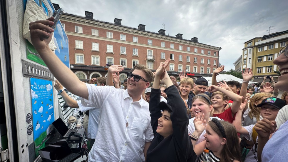 Hysteri när Tiktok-jätten sålde skor på torget
