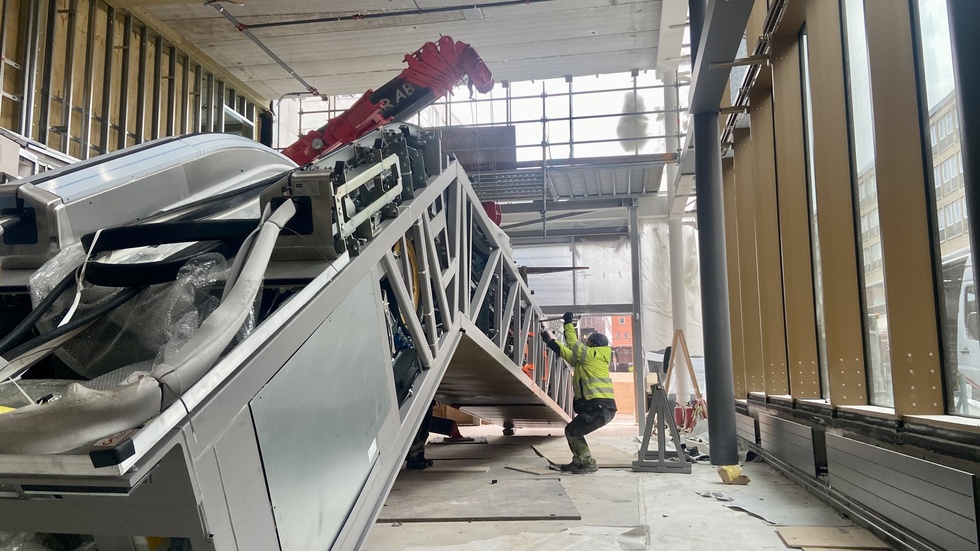 Här flyttas tolv meter långa trappan – mitt i Uppsala