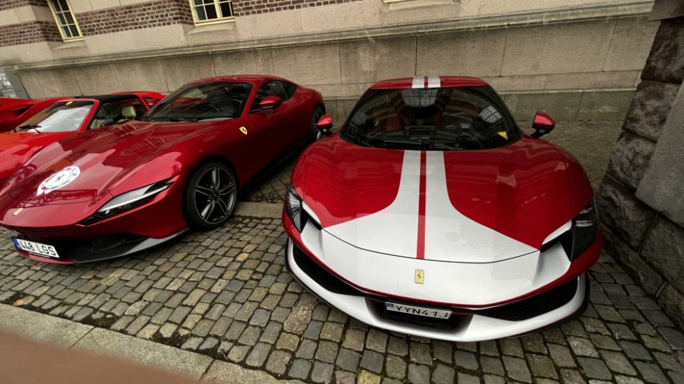 Se Ferraribilarna som samlades i stan