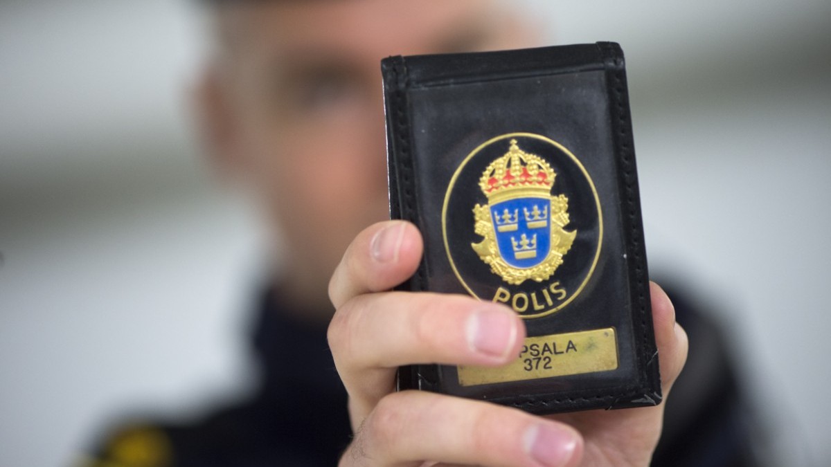 Falsk polis lurade kvinna att signera papper