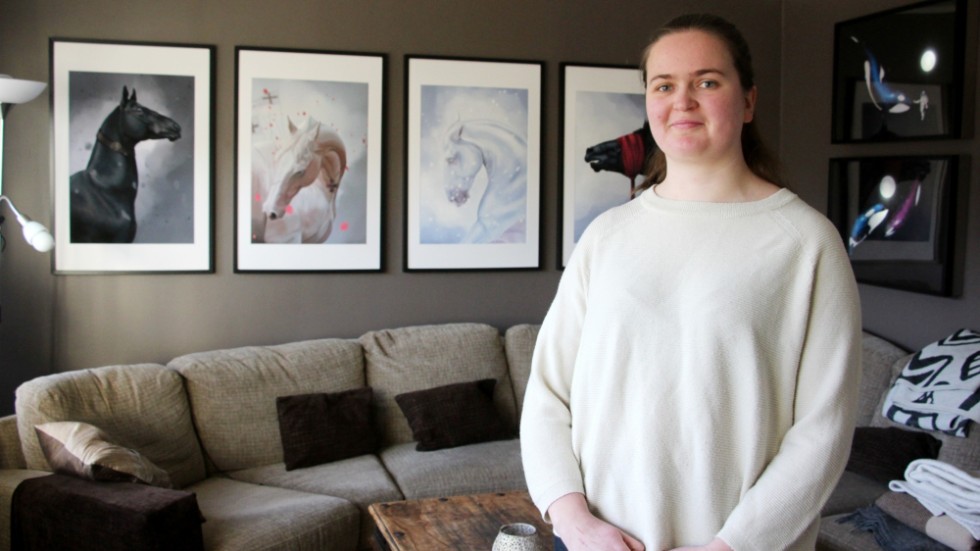 Målandet började tidigt – nu ställer Emilia, 24, ut konsten