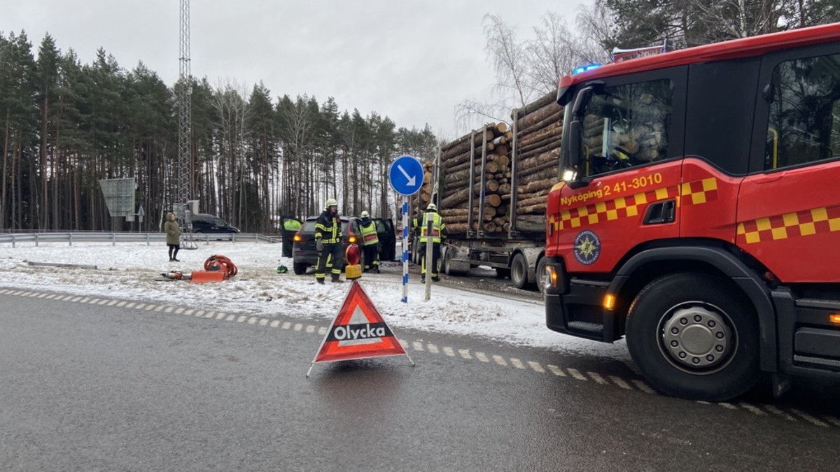 Personbil och timmerbil i olycka på E4 – anmälan om vårdslöshet i trafik