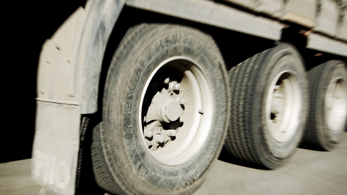 INSÄNDARE: Tunga fordon borde ha metallspån i däckgummit
