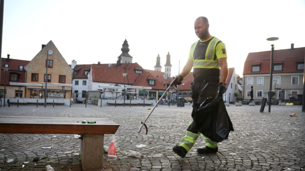 BILDEXTRA: Så städas Visby varje morgon – från glaskross, skräp och ...