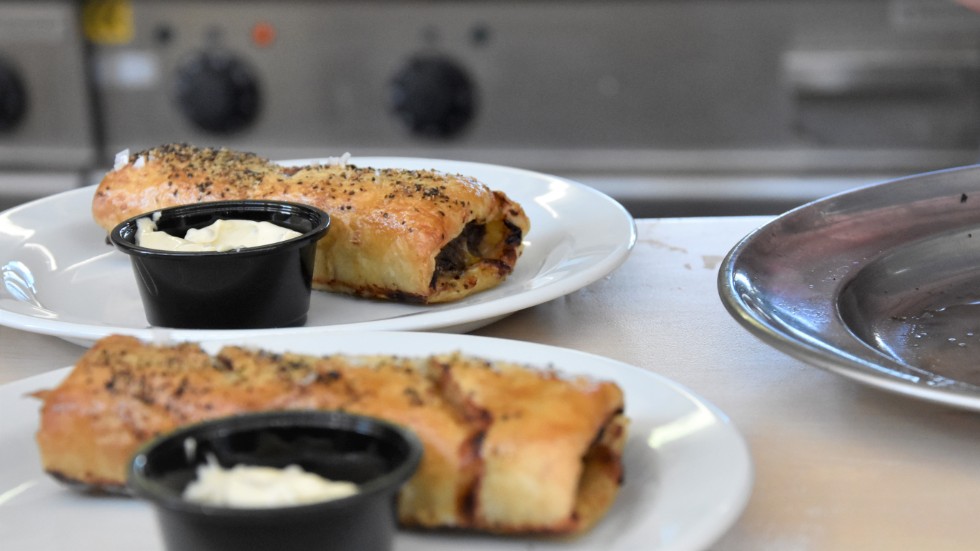 Paret lämnar restaurangen i Kattilakoski