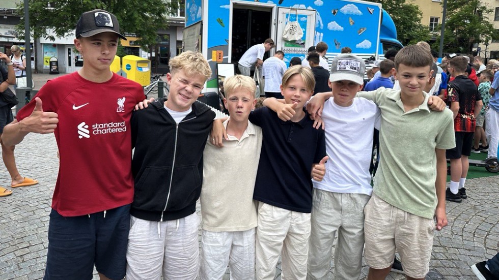 Hysteri när Tiktok-jätten sålde skor på torget