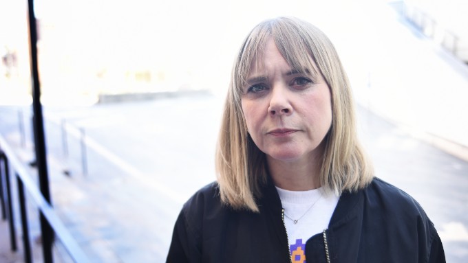 Elin från Luleå styr i Umeås kulturliv och spelar punk på lunchen