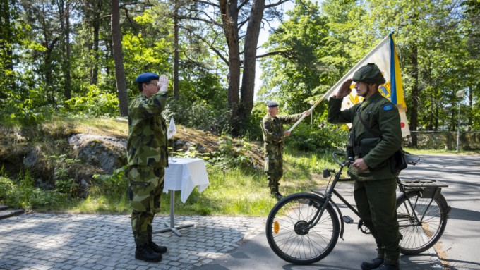 BILDERNA: Här kommer arméns stafettmeddelande på cykel