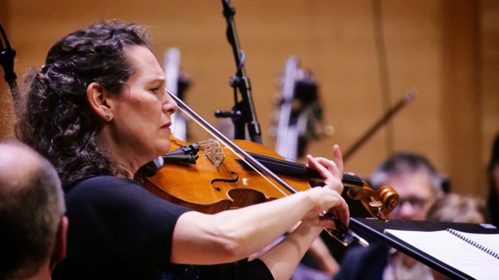 Broman lyckas hela tiden skaka känslor förväntan, skönhet och oro