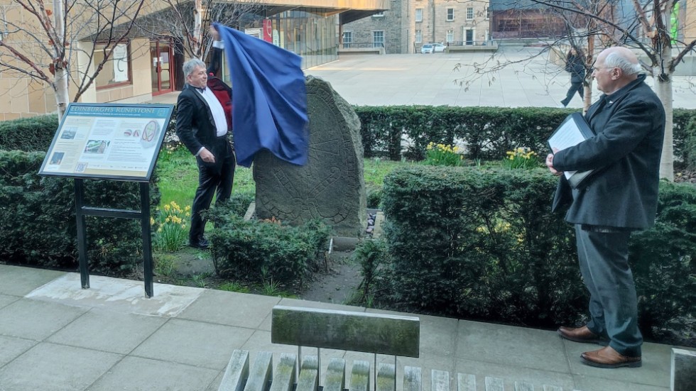 Runsten från Uppland glömdes bort – avtäcktes i Edinburgh