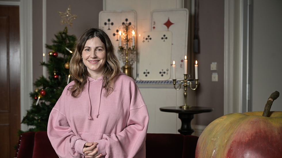 Nour El Refai "skitjobbig" i nya julkalendern