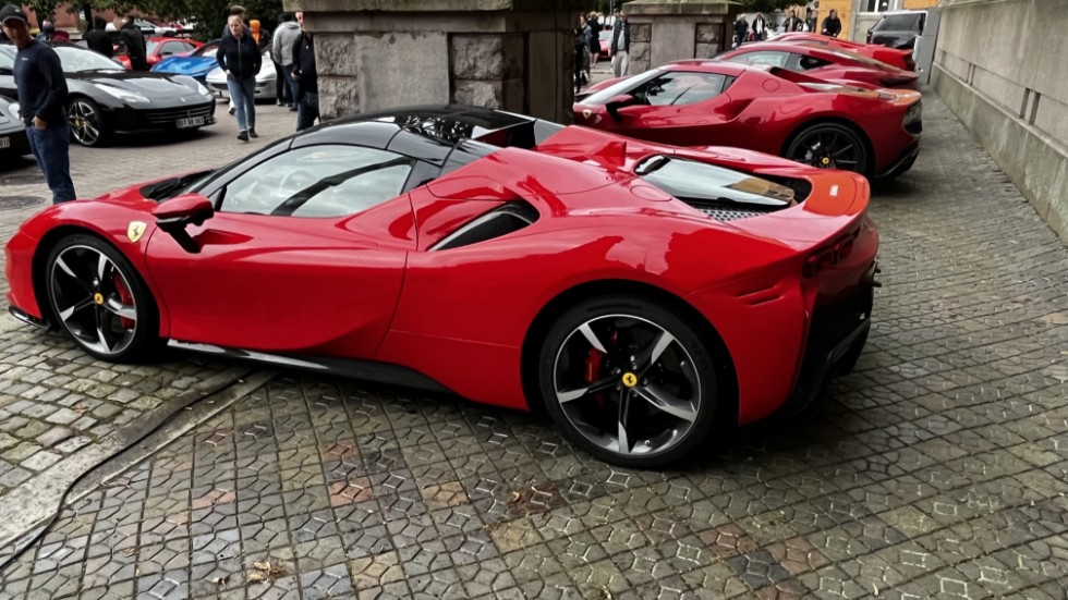 Se Ferraribilarna som samlades i stan