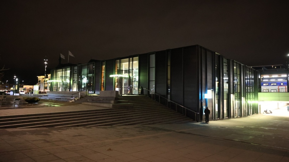 Ordningsvakt huggen i huvudet på resecentrum