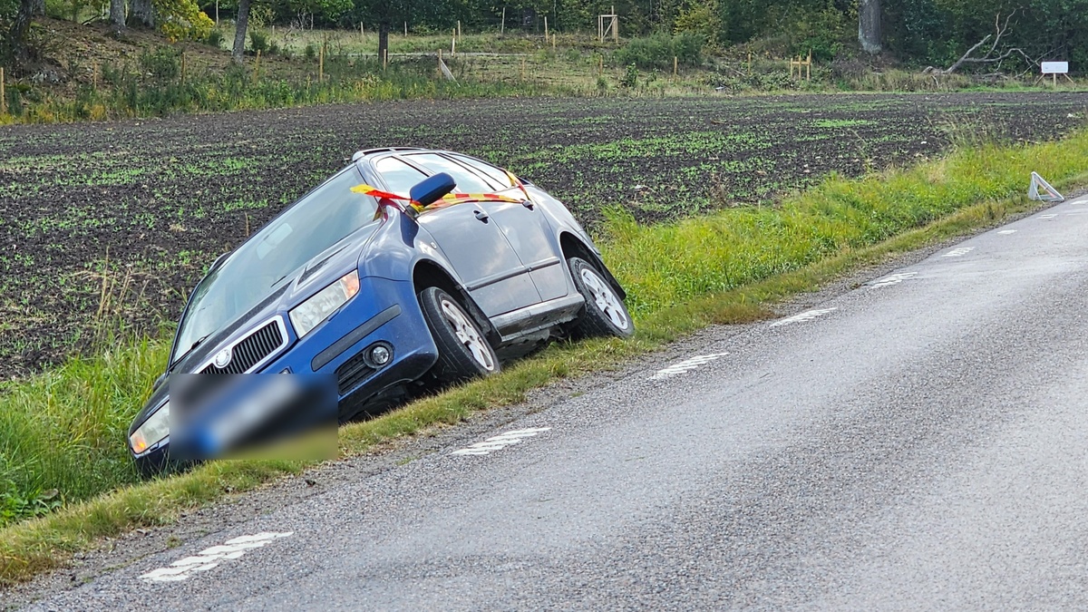 Singelolycka på väg 210 – bil körde i diket