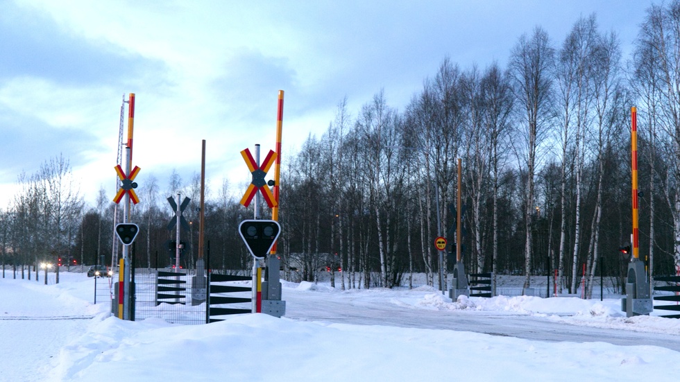 Olycksdrabbad järnvägskorsning har fått bommar