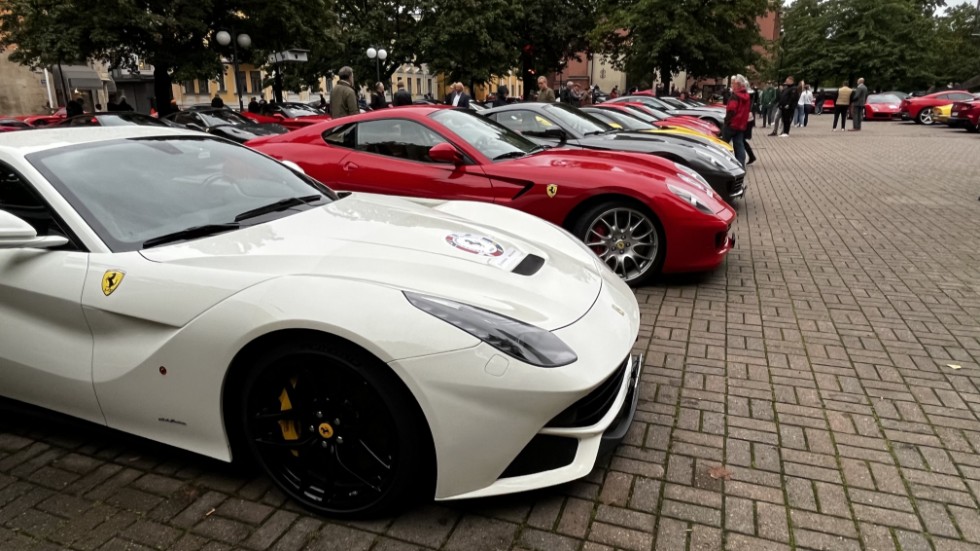 Se Ferraribilarna som samlades i stan