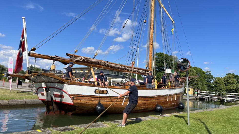 169 år gammal båt slussade ner för trappan i Berg