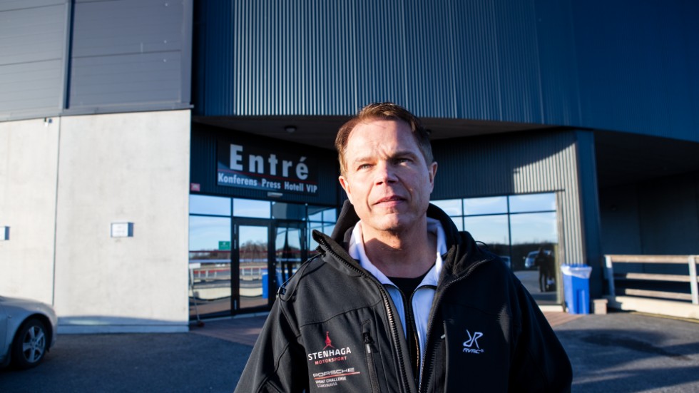 Anlände i helikopter – han är arenans nya ägare