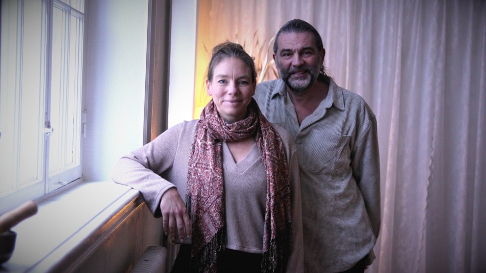 Jessica, 49, har Parkinson – hanterar sjukdomen med yoga