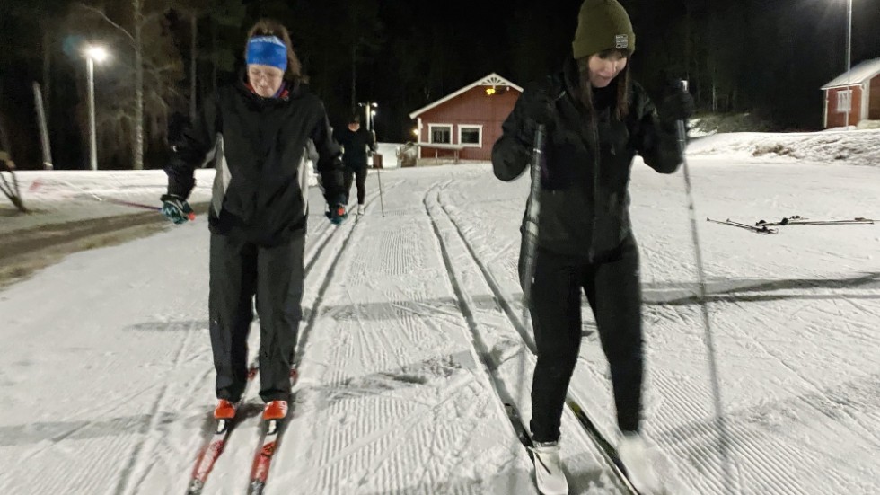 Skidskola för vuxna lockar till skratt i Boxholm