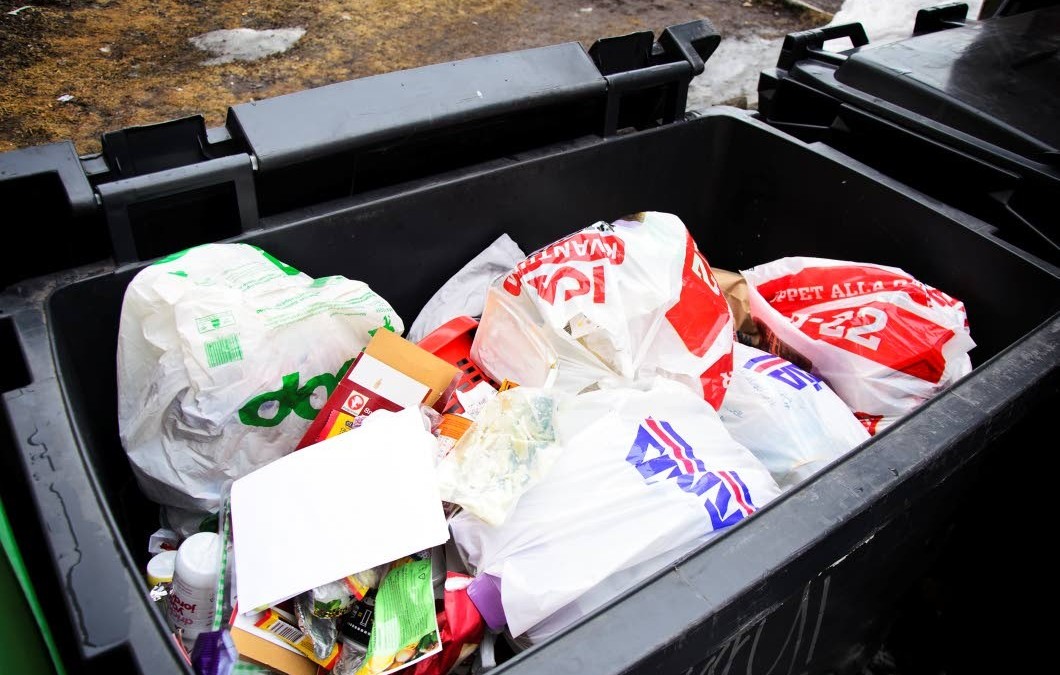 Besökare om sopsortering i Visby: ”Nu åker kartong, plast och metall i ...