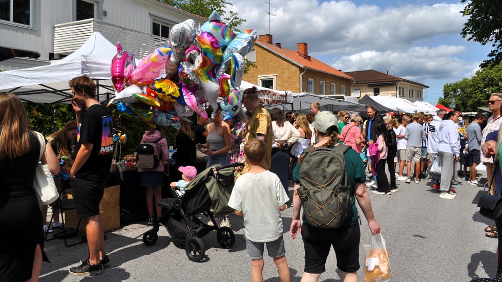BILDEXTRA: Årliga marknaden drog mycket folk