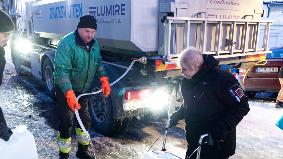 Hertsöbor kritiska efter vattenläcka – utan vatten i fem dagar
